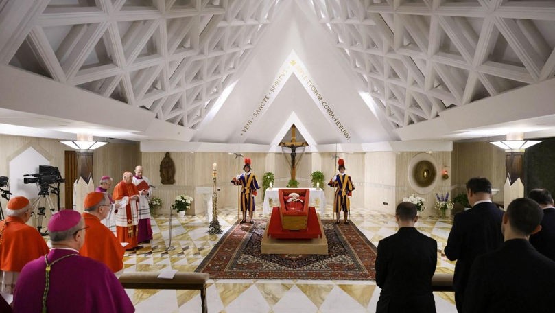 Vaticanul a publicat primele imagini cu Papa Francisc în sicriul ...