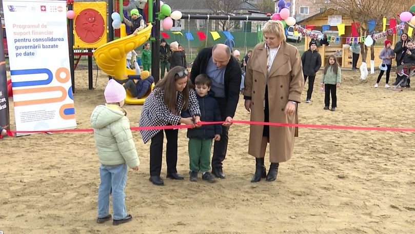 Un parc modern, amenajat în Ruseștii Noi. Localnici: Este bine și util ...